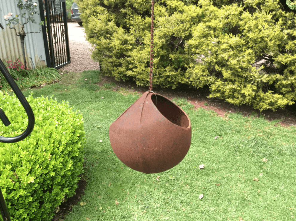 Hanging rusty ball large – Plantonica